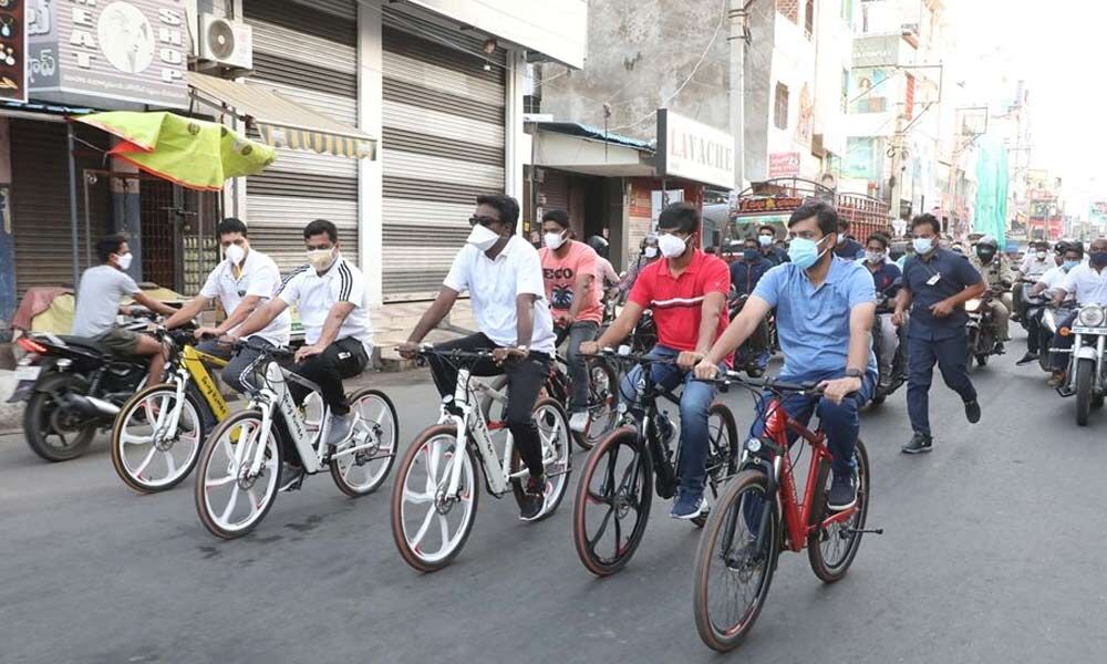 Telangana: Minster Puvvada Ajay Kumar tours Khammam on bicycle