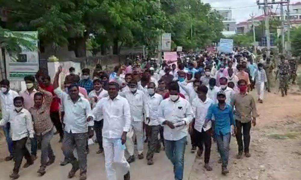 Narayanpet: Villagers stage protest demanding carving of a new mandal