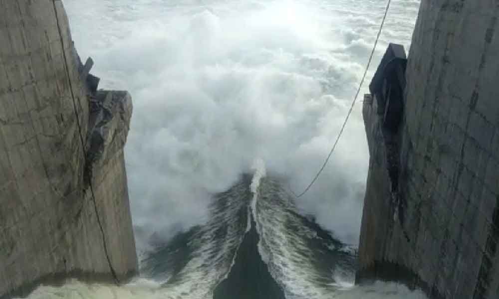 Guntur : Pulichintala crest gate breaks, gets washed away