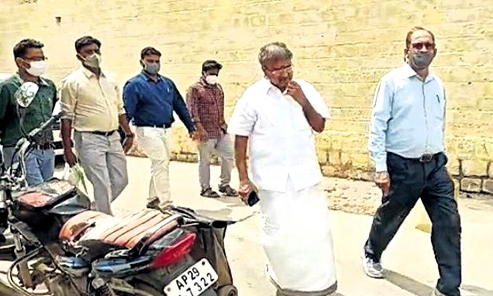 YS Viveka murder case: CBI sleuths raid on the houses of suspects, seizes weapons