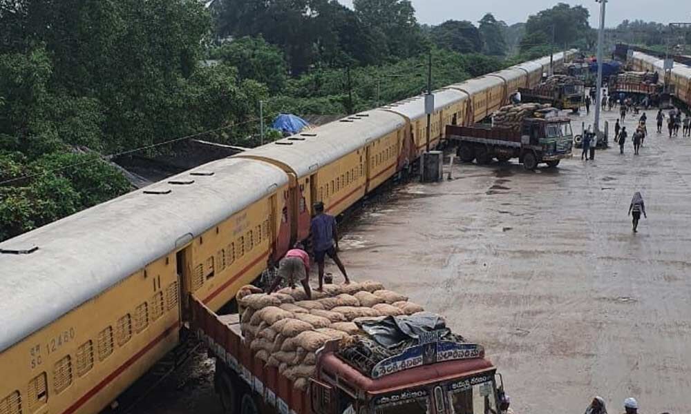 Vijayawada: Kisan Rail with onions aboard leaves Tadepalligudem for ...