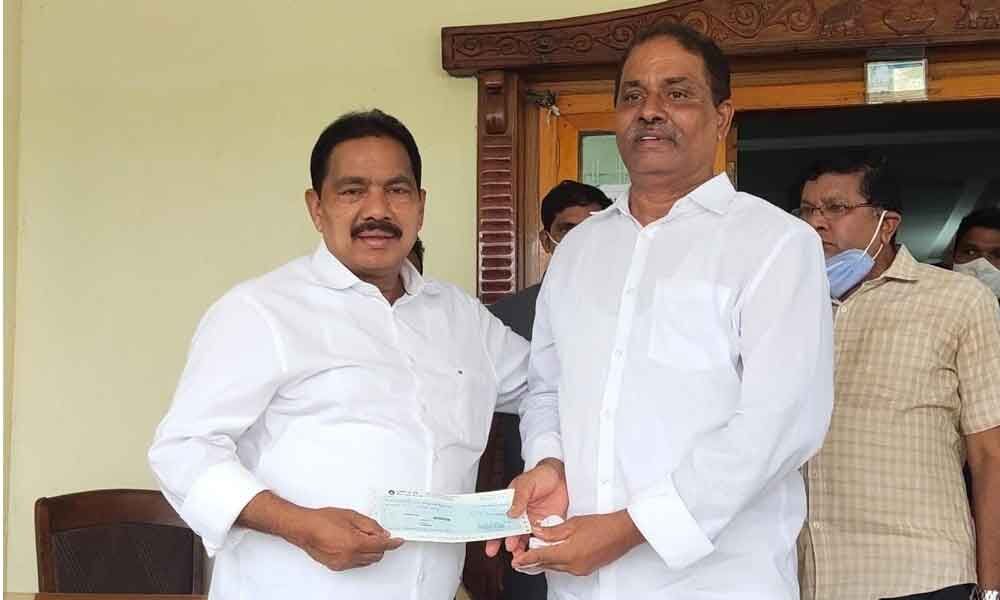 Amalapuram: CMRF cheque for Rs 4 lakh presented by Minister Pinipe ...