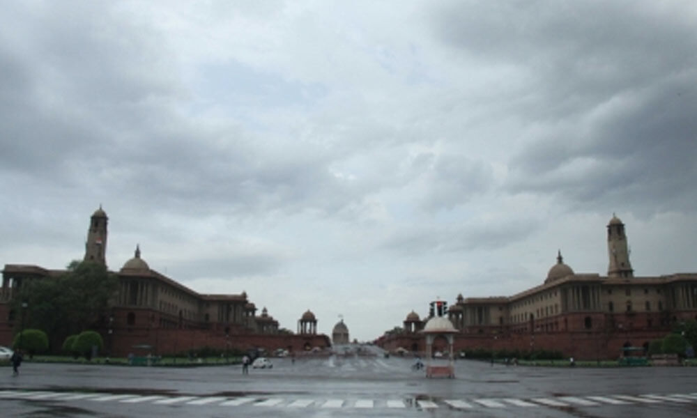 Partially cloudy sky, light rain likely in Delhi