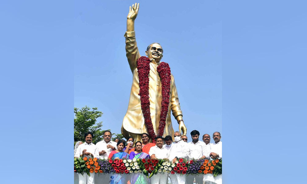 Vijayawada: Ministers, leaders pay rich tributes to YSR on death ...