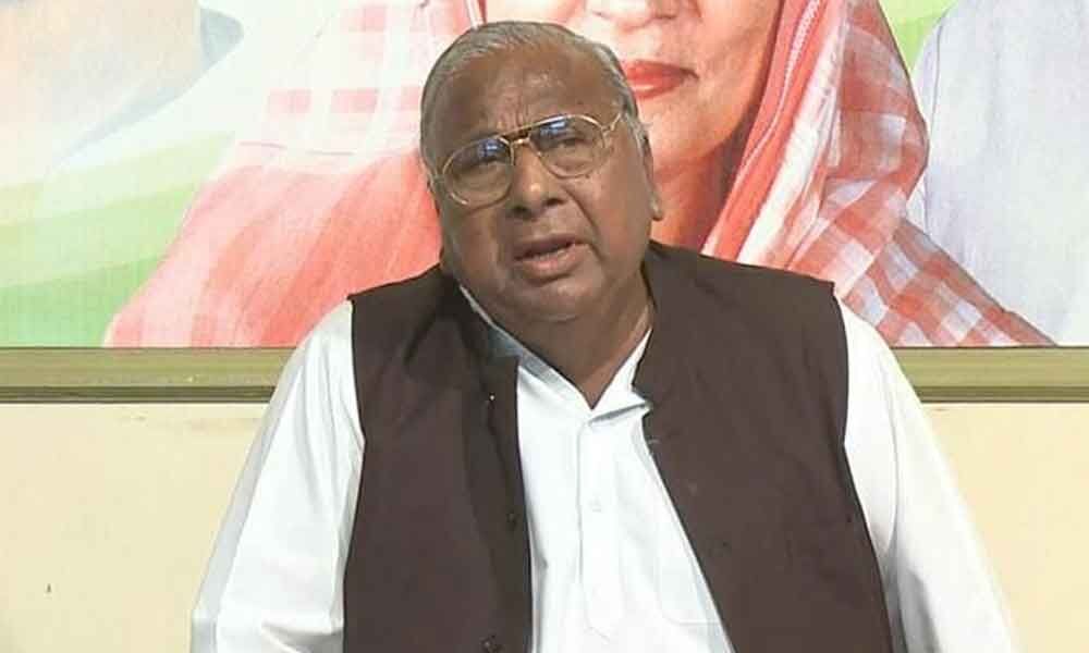 Hyderabad: Veteran Congress leader V Hanumantha Rao welcomes Dalit ...
