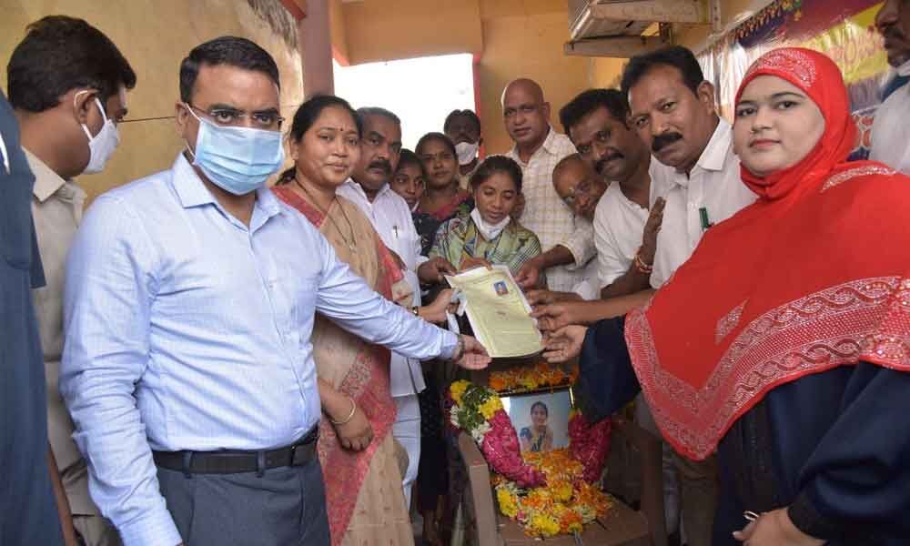 Guntur : Home Minister Mekathoti Sucharitha assures all help to Ramya's ...