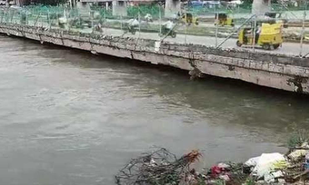 Hyderabad: Traffic restrictions continue on Moosarambagh flyover