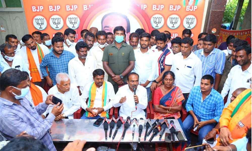 Eatala asks women to elect BJP in bypoll