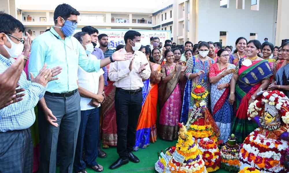 Kamareddy: Collector Jitesh V Patil takes part in Bathukamma festivities