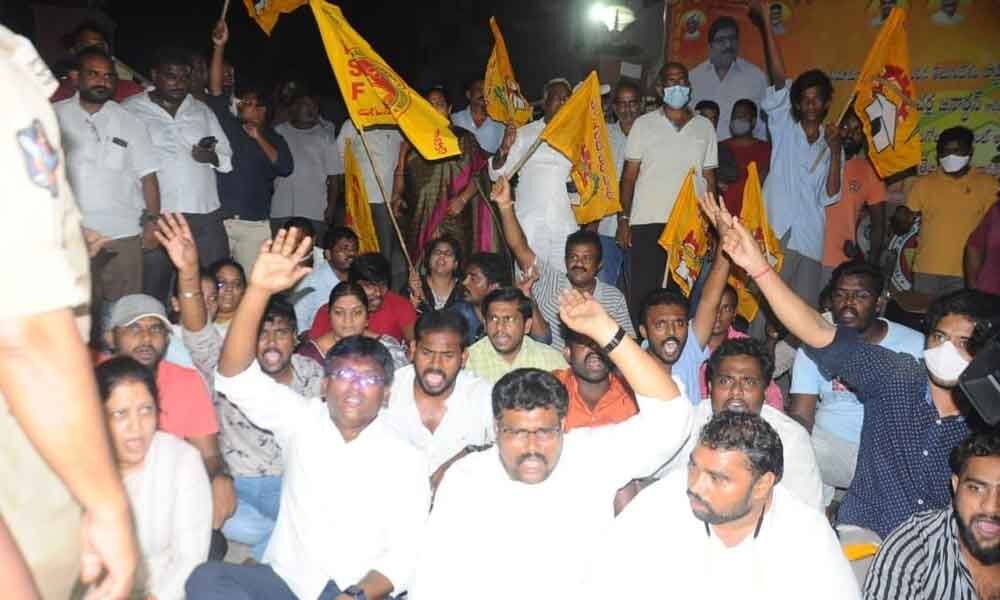 Ongole: Leaders, cadres stage protest against attack on party office