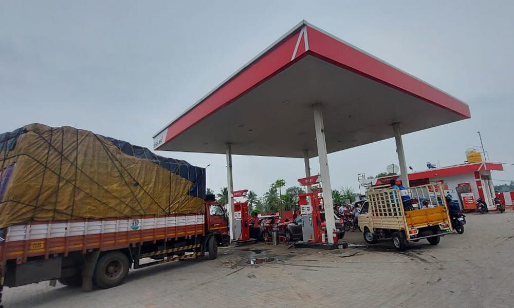 Petrol bunks in border States woo motorists from Andhra Pradesh