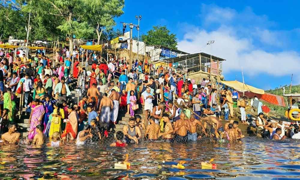 Kurnool: Huge number of devotees throng Srisailam on 3rd Karthika Somavaram