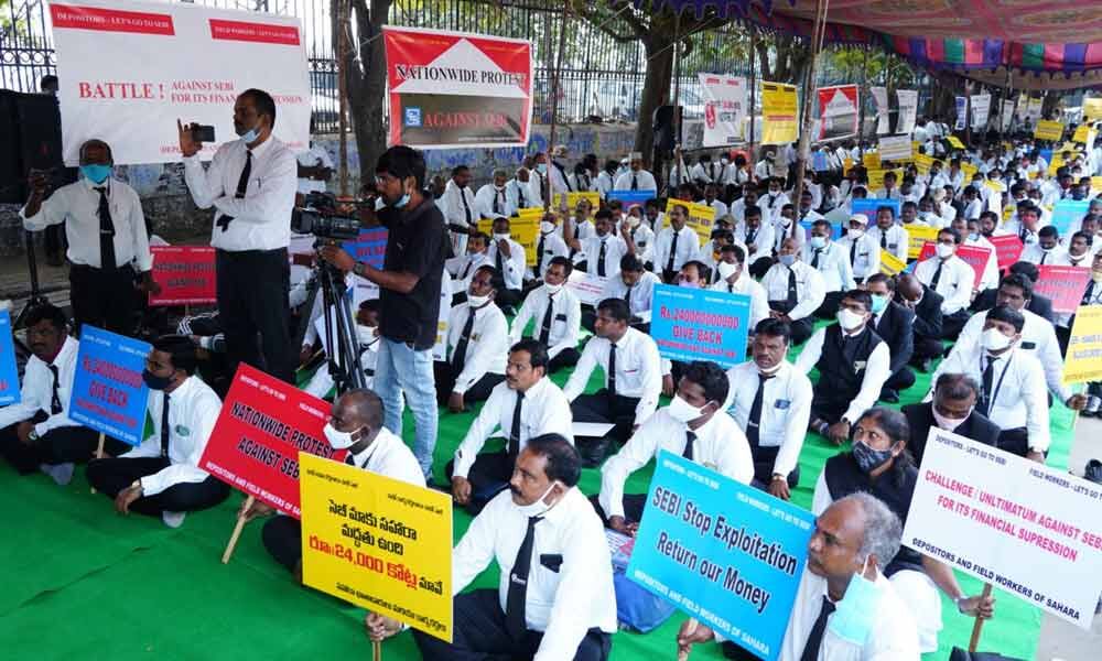 Hyderabad: Workers, Sahara investors protest against SEBI