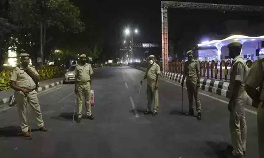 Andhra Pradesh: Night curfew implemented strictly, cops take over the ...