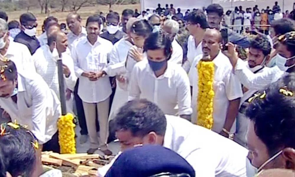 Mekapati Goutham Reddy's funeral conducted with state honours, YS Jagan ...