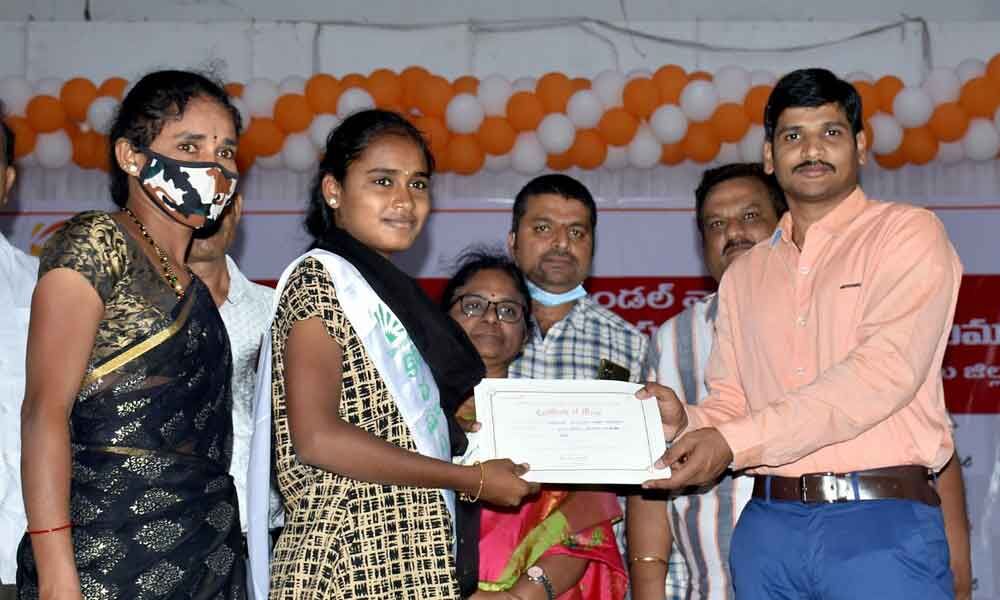 Kurnool: SP hails Coromandel International gesture of scholarships to ...