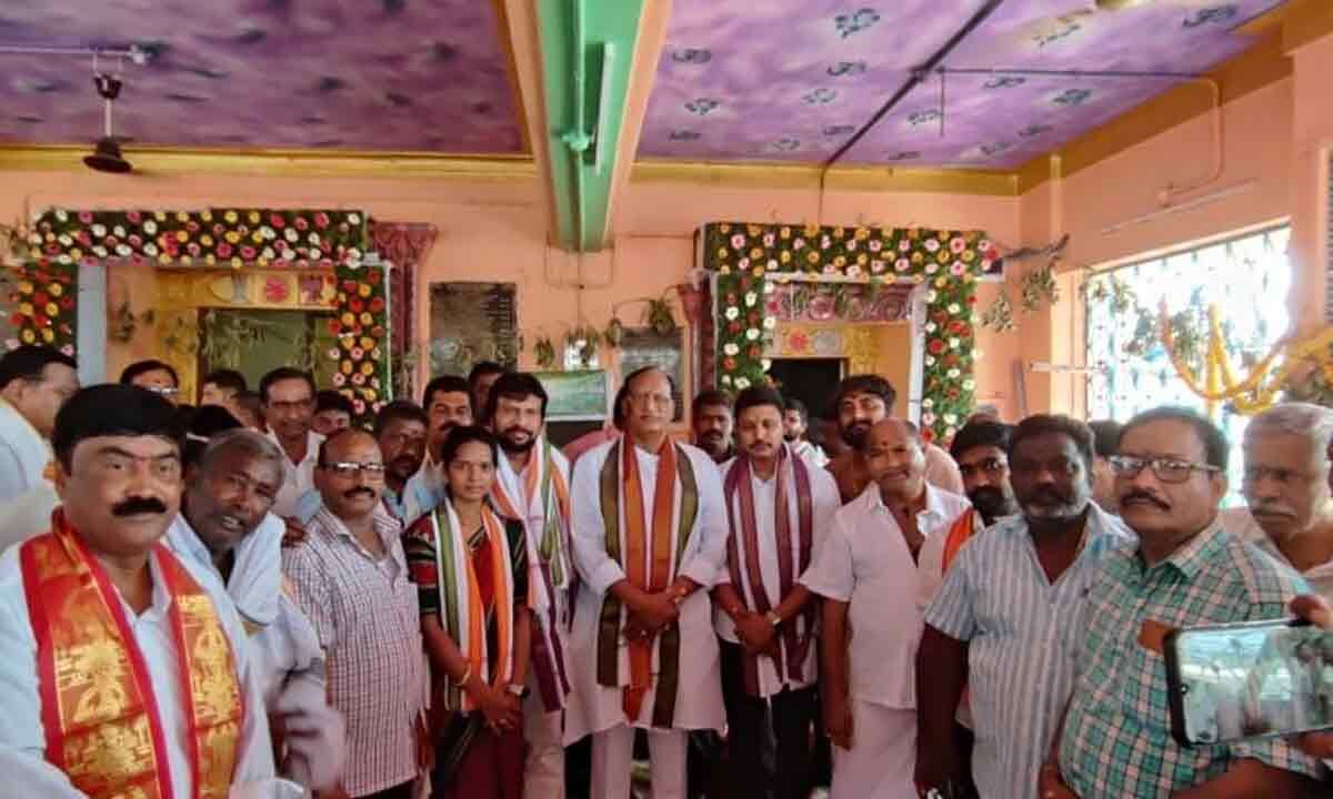 Gutha accuses Congress, BJP of confusing people