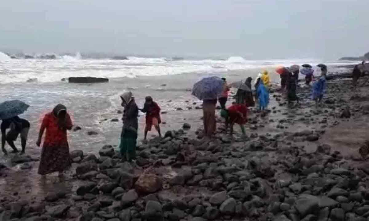 'Asani' weakens into cyclonic storm, advances towards Andhra coast