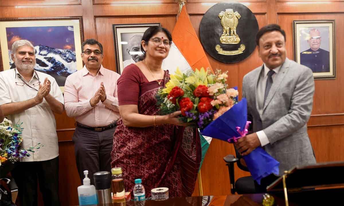 Rajiv assumes charge as CEC