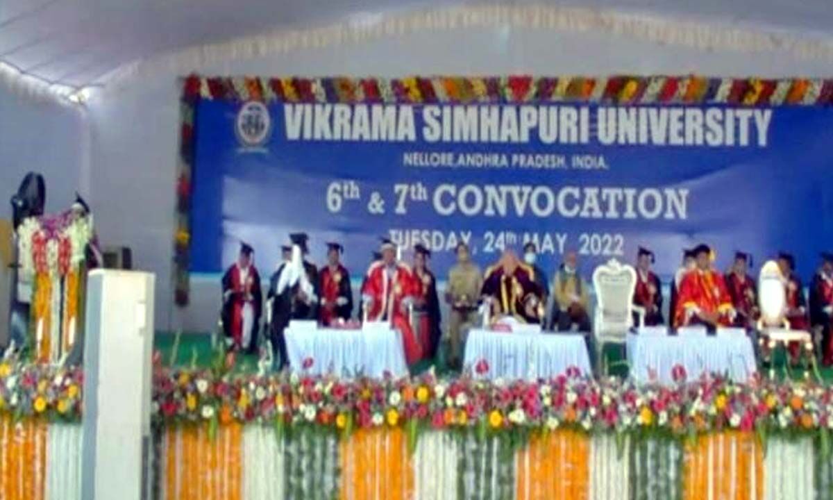 AP governor attends Vikrama Simhapuri University convocation ceremony ...