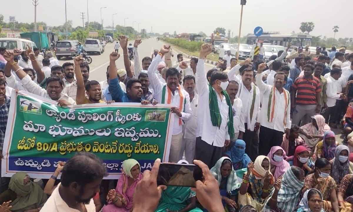 Farmers protest bends govt to scrap land pooling GO?