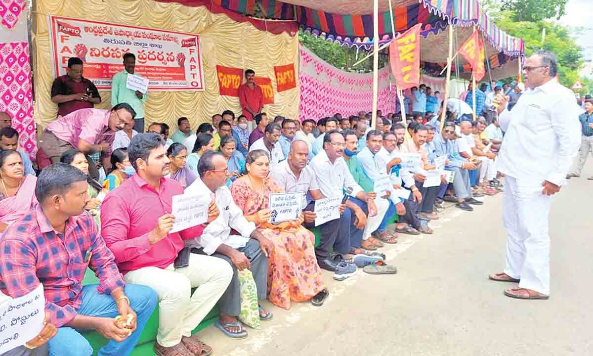 Teachers stage dharna, demand for GO 117 repeal