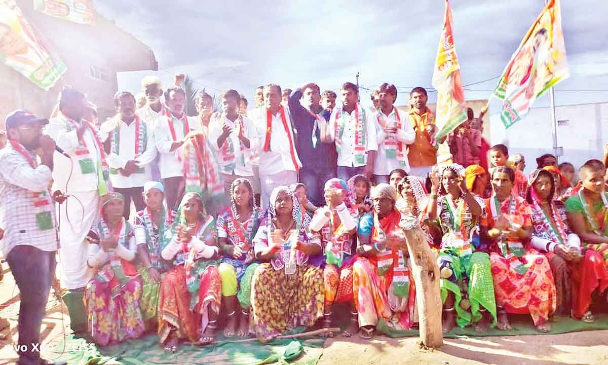 Nagarkurnool: Many TRS, BJP workers join Congress