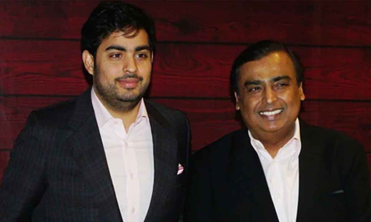 Reliance JIO : Mukesh Ambani quits, son Akash takes over