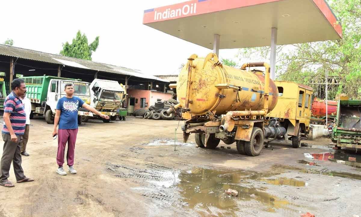 Vijayawada: Civic chief inspects VMC vehicle depot