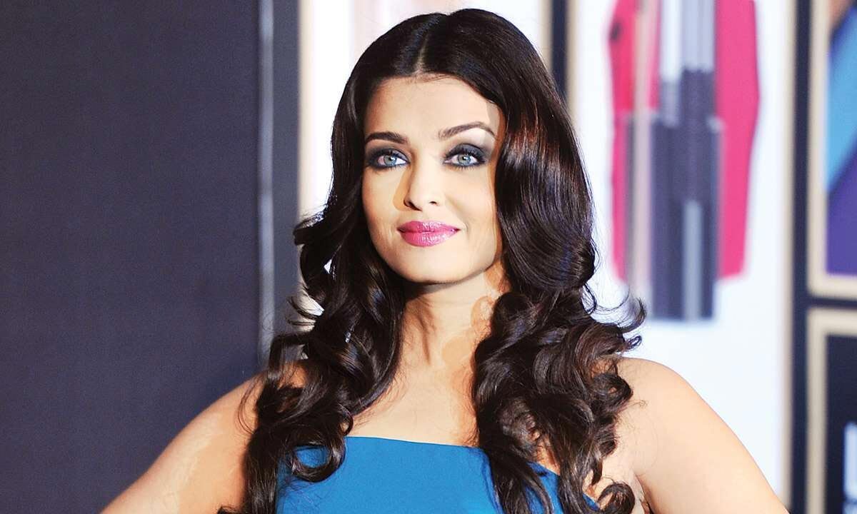 Aishwarya Rai Bachchan Is Introduced As Queen Nandini From Mani Ratnam ...