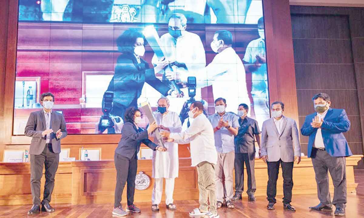 CM Naveen Patnaik hands over 44th Chess Olympiad relay torch to Padmini ...