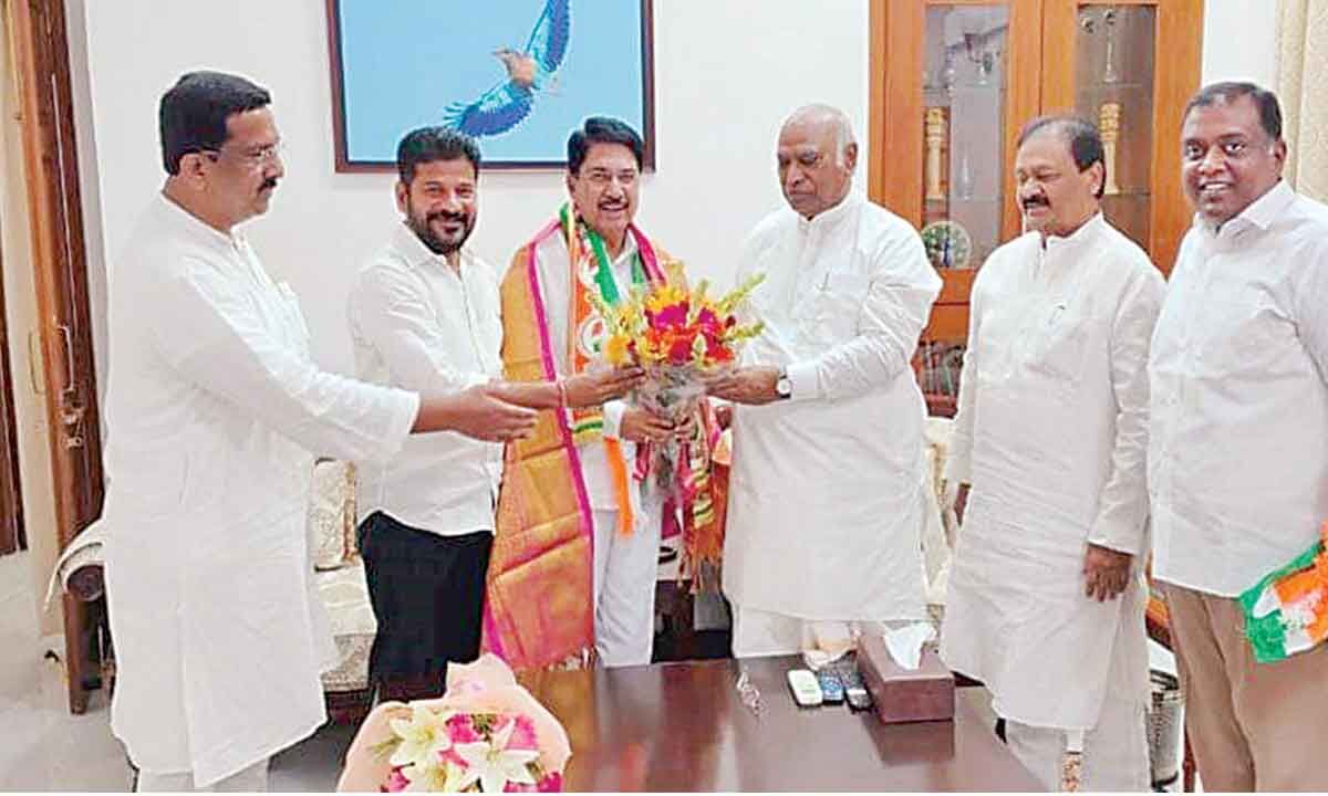 Former MLA Aligireddy joins Congress