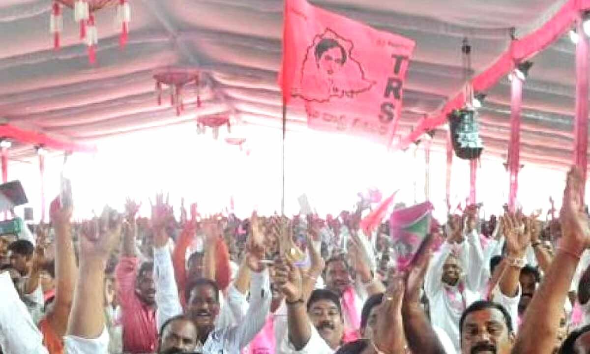 Irked TRS leaders stage protests in erstwhile Karimnagar against Centre