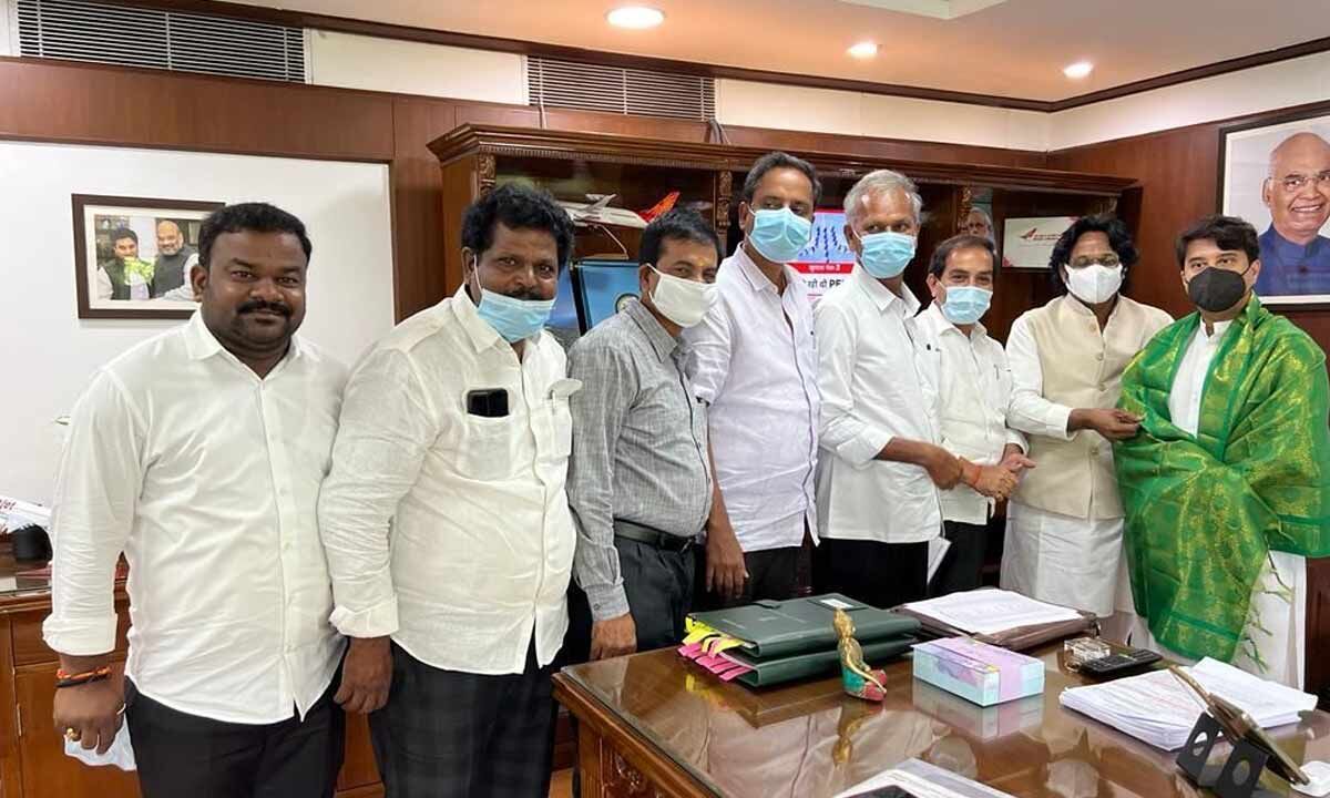 Visakhapatnam: MP, RINL union leaders meet Union Minister