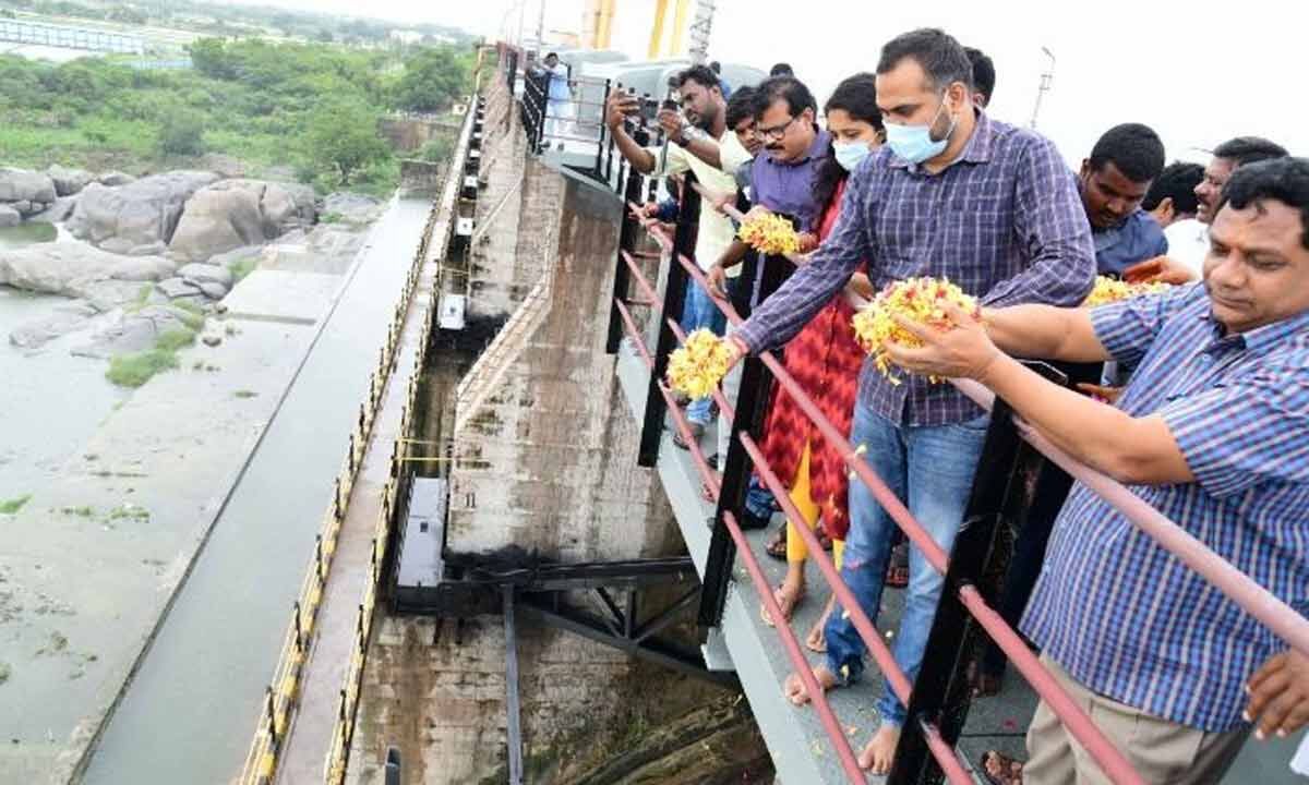 Karimnagar: Collector RV Karnan suggests people in LMD catchment area ...