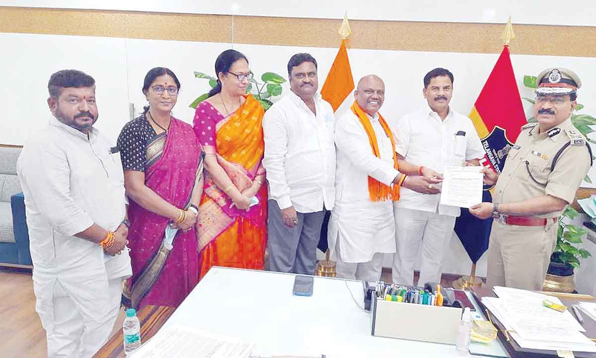 State BJP delegation meets DGP Mahender Reddy