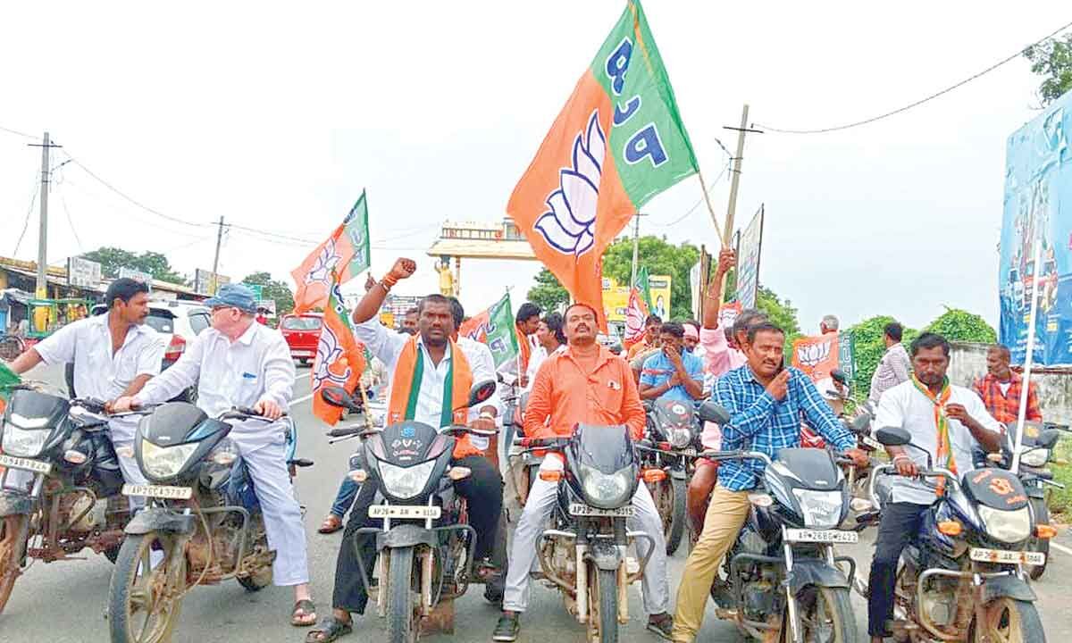 Cops obstruct BJYM's Yuva Sangharshana Yatra in Nellore