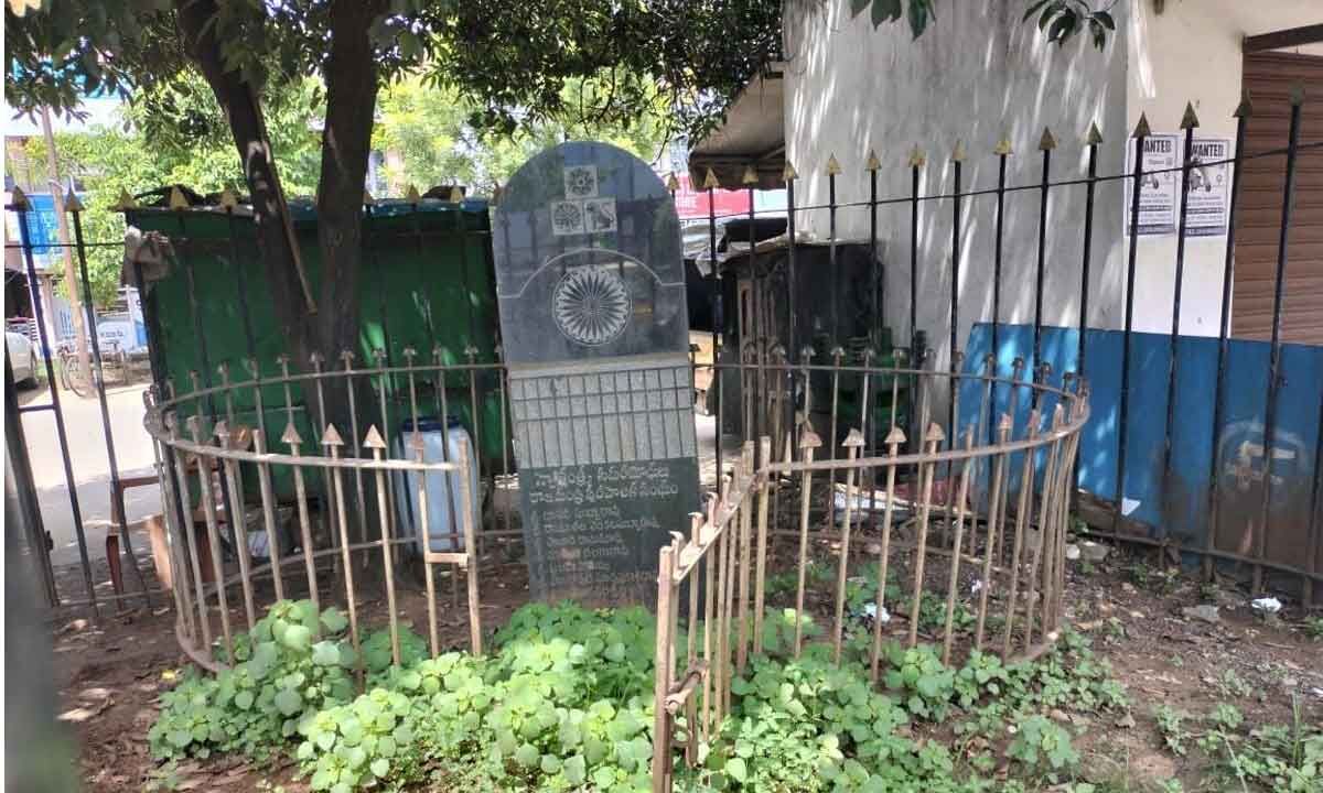 Rajamahendravaram: Freedom fighters memorial wallows in neglect
