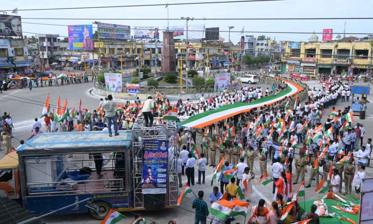 Machilipatnam: 2,000 Krishna University students take out Tiranga rally