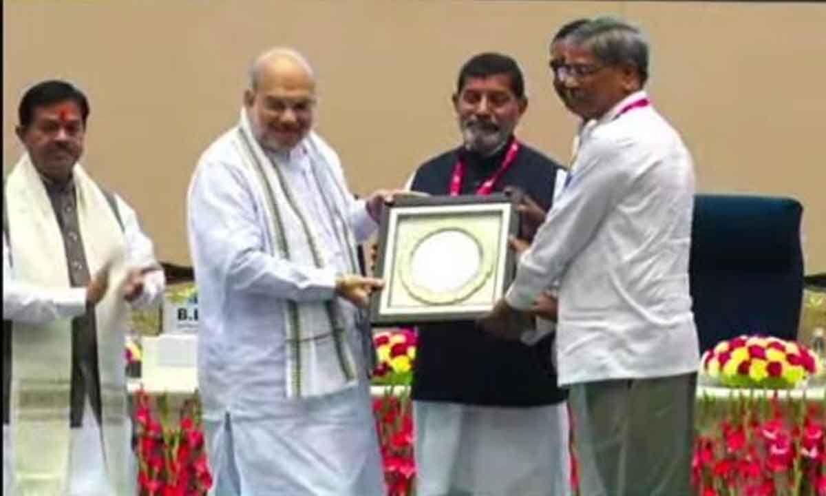 Best performance award for KDCC, Choppadandi PACS