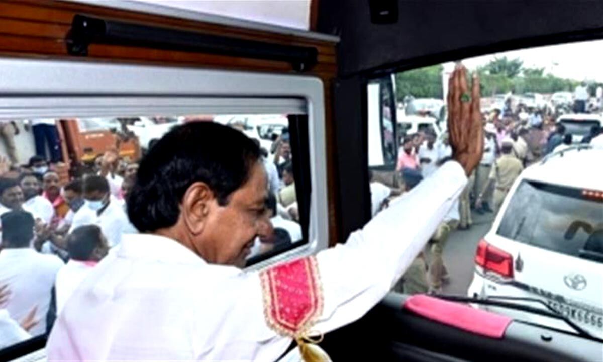KCR leads massive rally to Munugode to launch TRS campaign