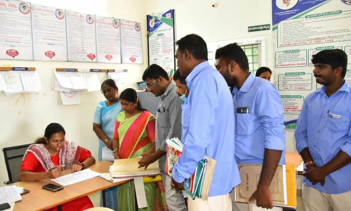 Anantapur: Be punctual in duties, Collector to secretariat staff