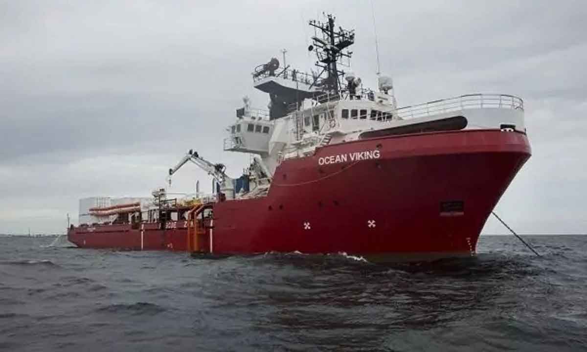 Mediterranean rescue ships save more people, await safe harbour