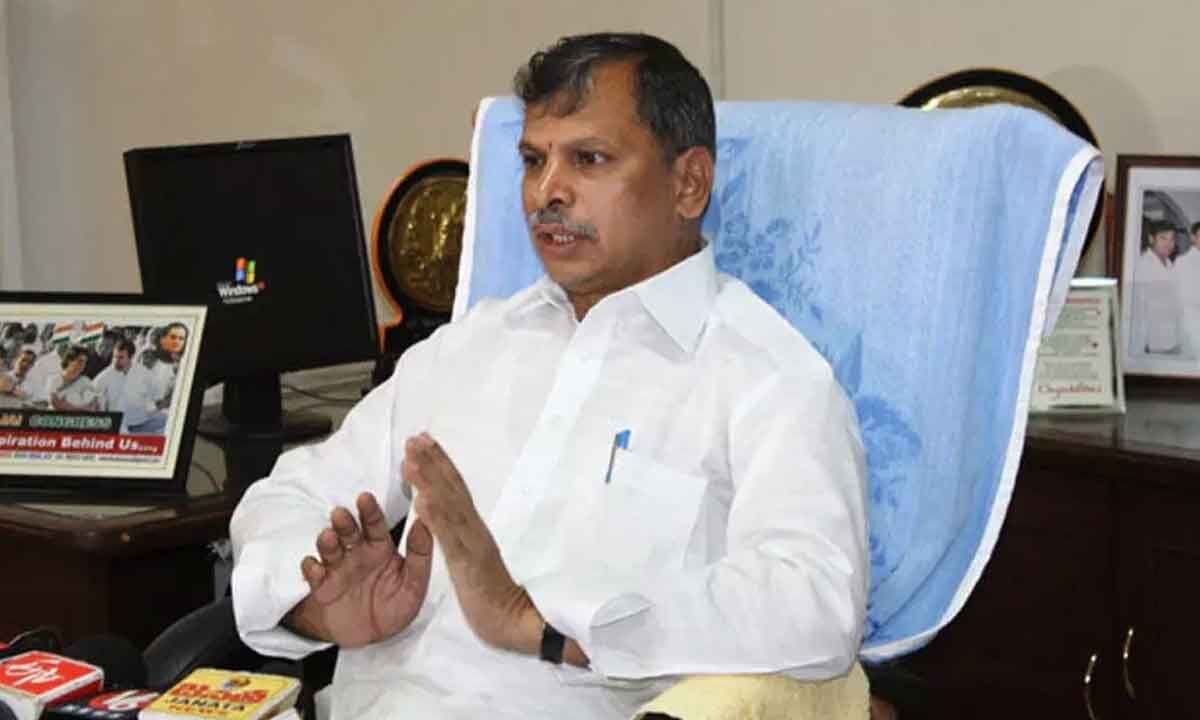 Tulasi Reddy condemns 'anarchic' rule in state