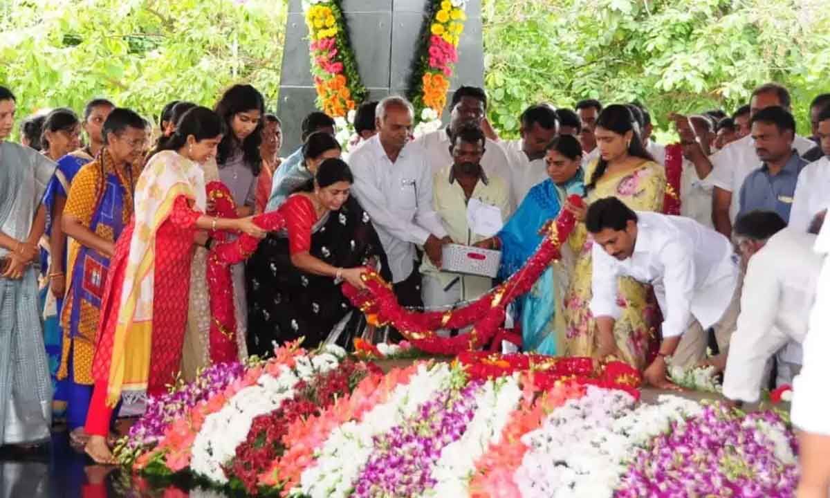 YS Jagan pays tribute to YS Rajasekhar Reddy in Pulivendula on death ...