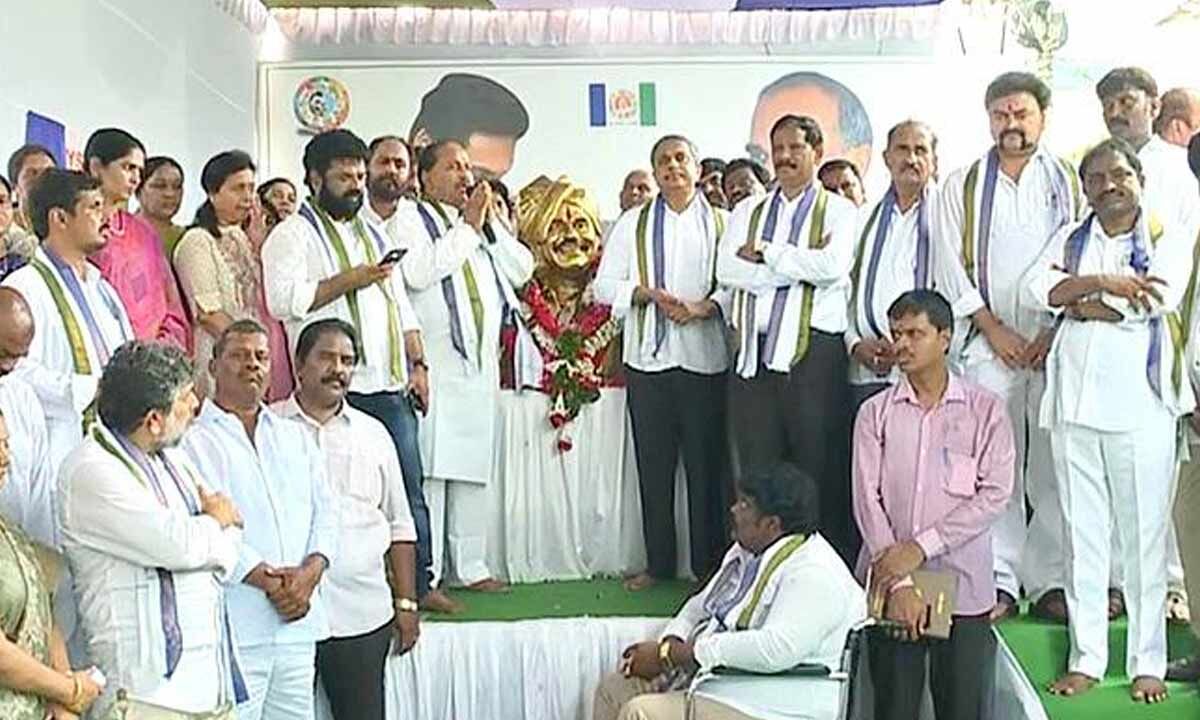 YSRCP leaders holds memorial program on YSR's death anniversary in ...