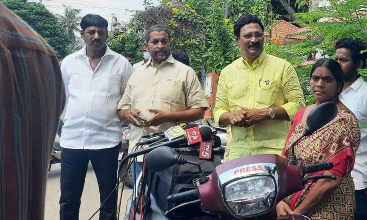 MLA Gadde Rama Mohan urges CP Kanthi Rana Tata to arrest attackers of ...