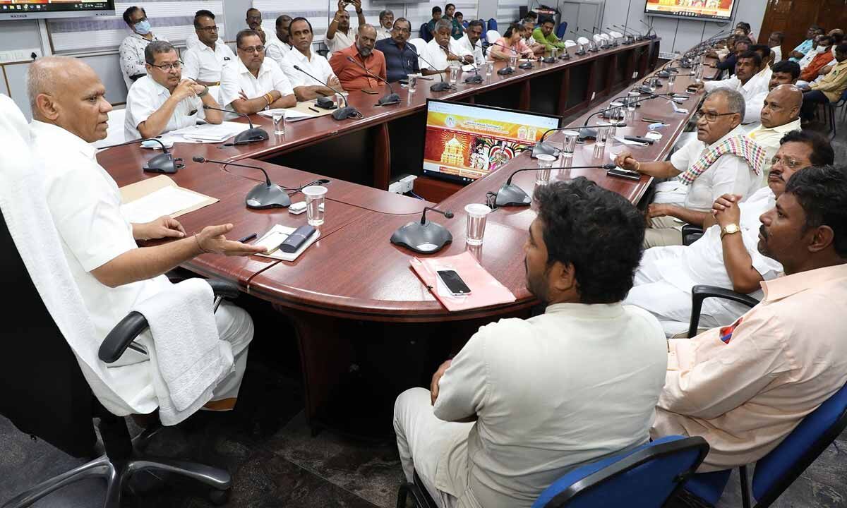 TTD EO felicitates vegetable donors