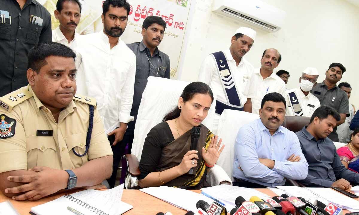 Machilipatnam: Union Minister Bharati Pravin Pawar unhappy over delay ...