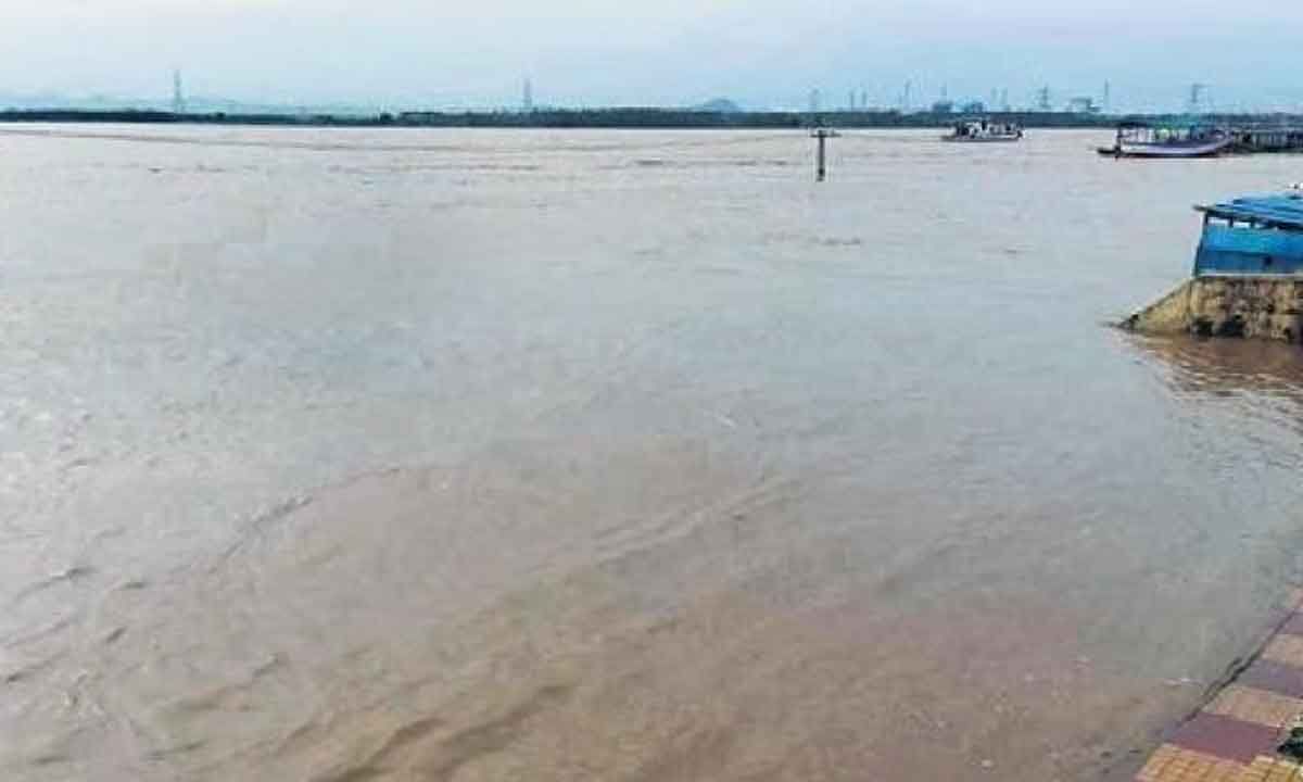 Godavari flood starts receding but warning continues